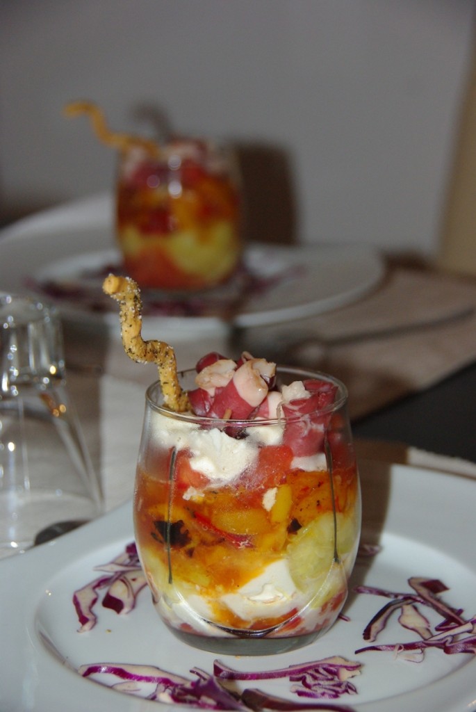 En entrée, un verrine fraîcheur de légume du soleil, Mozza et canard ...